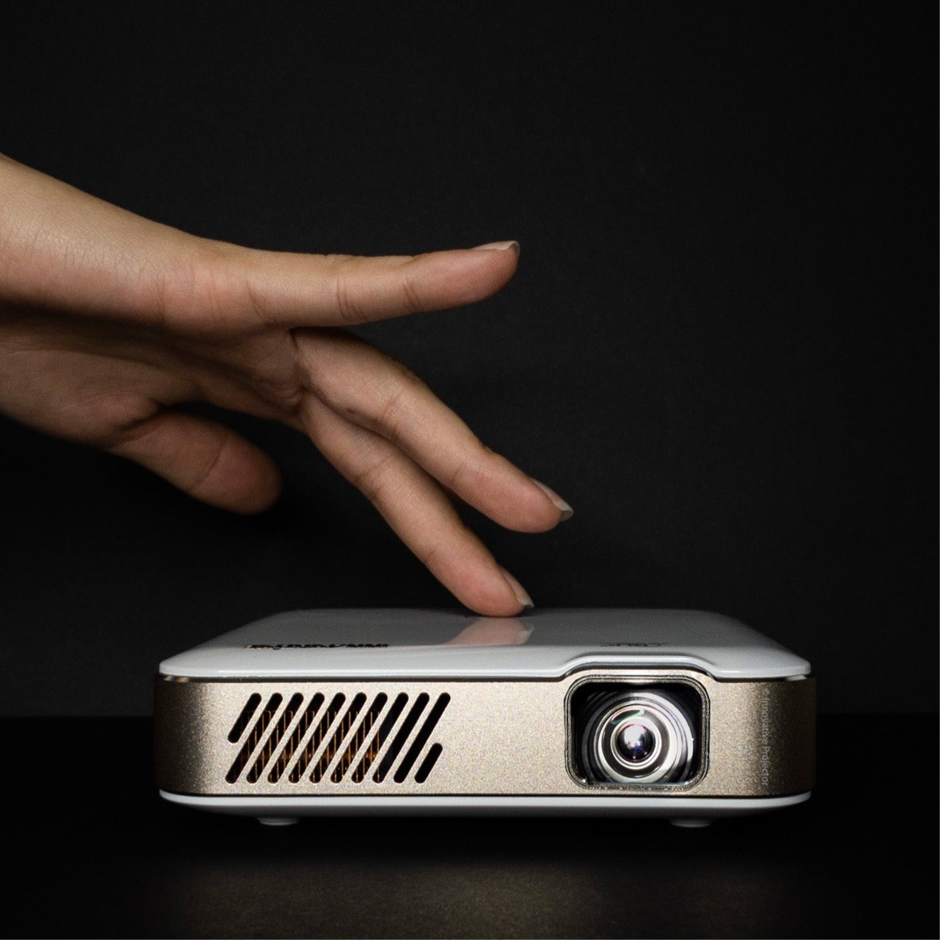 Portable Projector, Inbuilt Battery , Loud Speaker & Smart - INNOVATIV ...